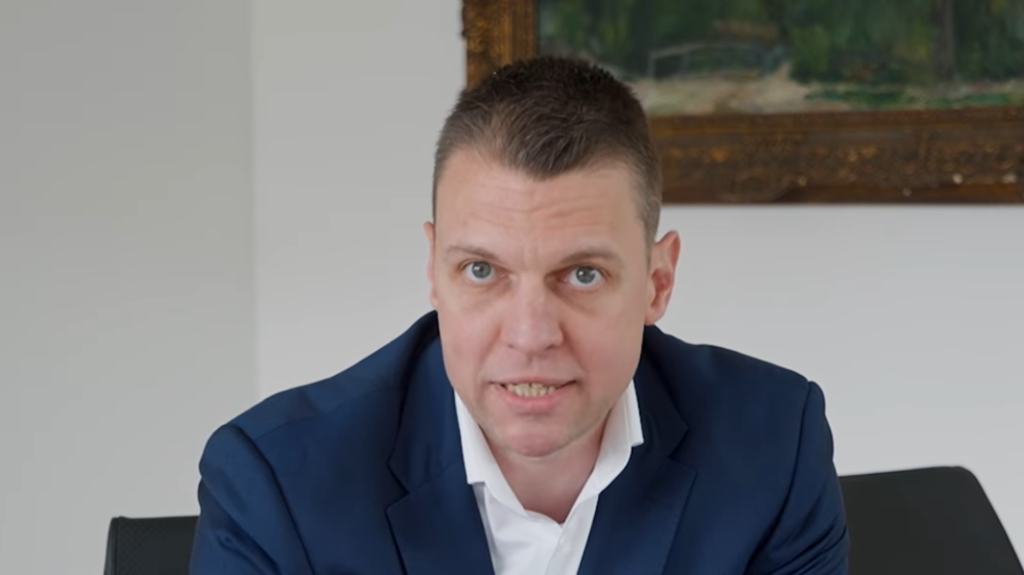 Magyar Péter lebohócozta Menczer Tamást, aki cserébe szájba rágja ...