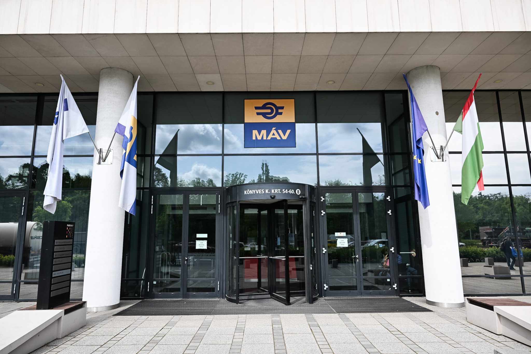 Eldőlt: így fogják "szétszórni" a MÁV-székház munkatársait | 24.hu