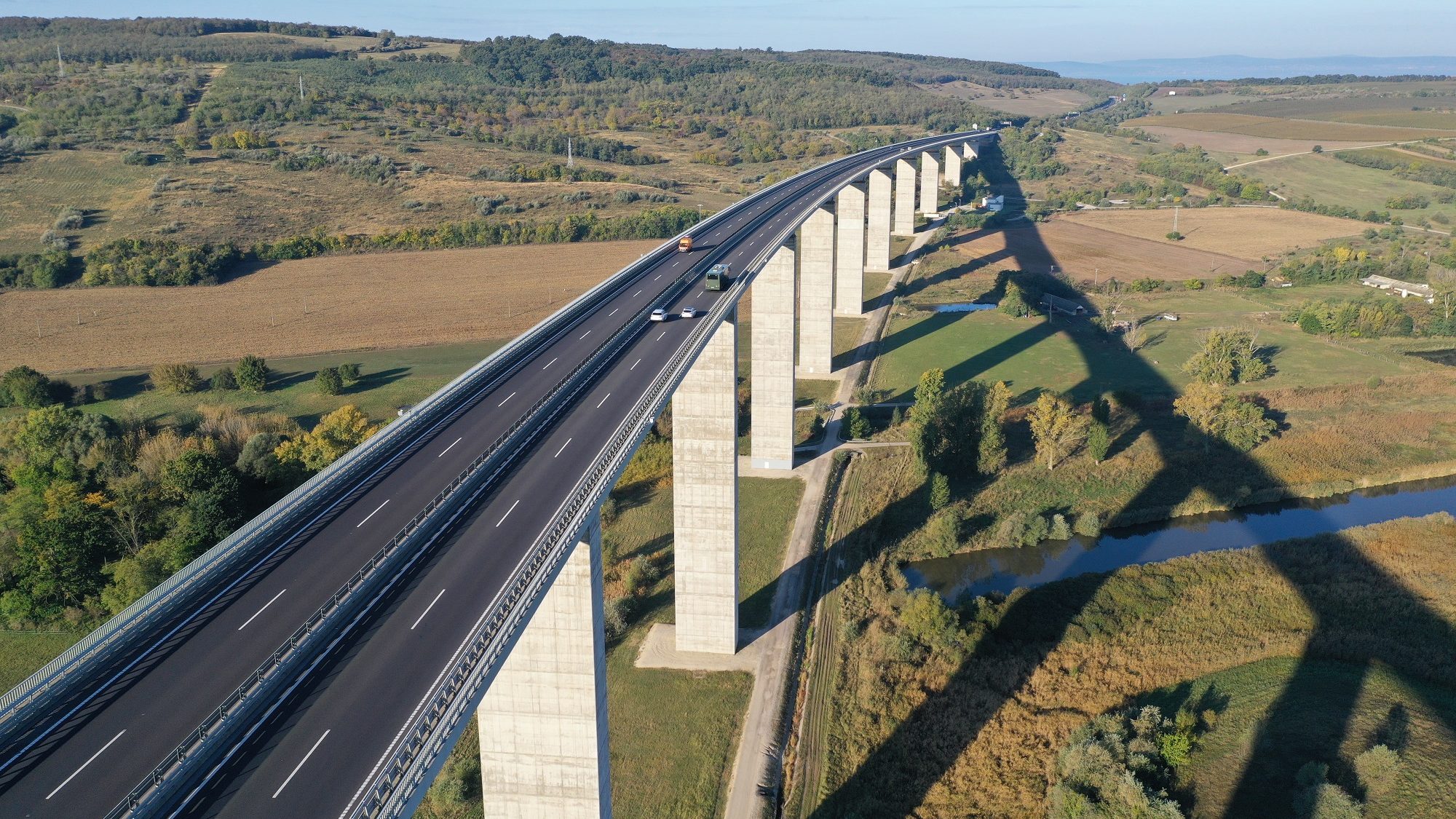 Véget ért a próbaemelés, újra járható a Kőröshegyi völgyhíd | 24.hu