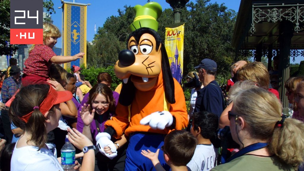 Egy nagymama molesztálta Goofyt a Disney Worldben | 24.hu