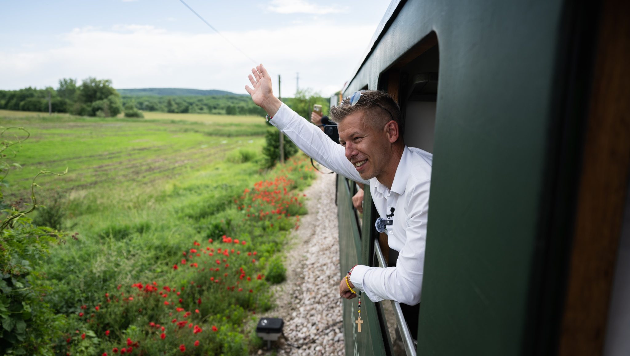 Tornázó és futó Magyar Péter, szelfik, szlogenes póló: galéria a Tisza ...