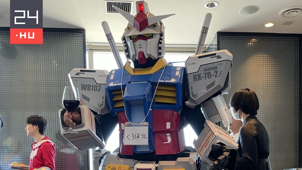 Robotnak öltözve vett részt barátja esküvőjén egy japán férfi | 24.hu