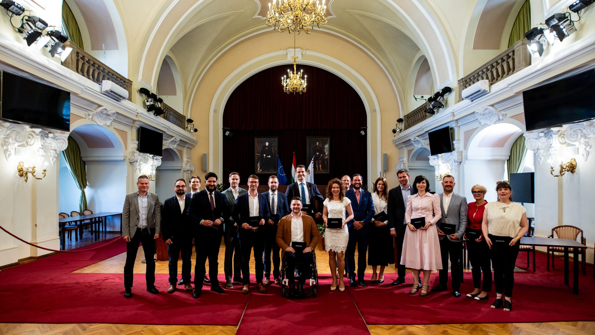 Vitézy, Tüttő és Sára Botond is átvette a megbízólevelét | 24.hu