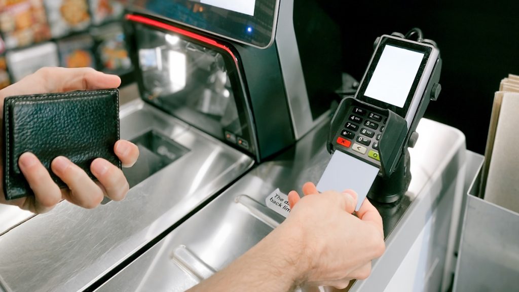 Egy éve ilyenkor: lebukott a fiatal pár a Tesco önkiszolgálós ... Egy éve ilyenkor: lebukott a fiatal pár a Tesco önkiszolgálós ...