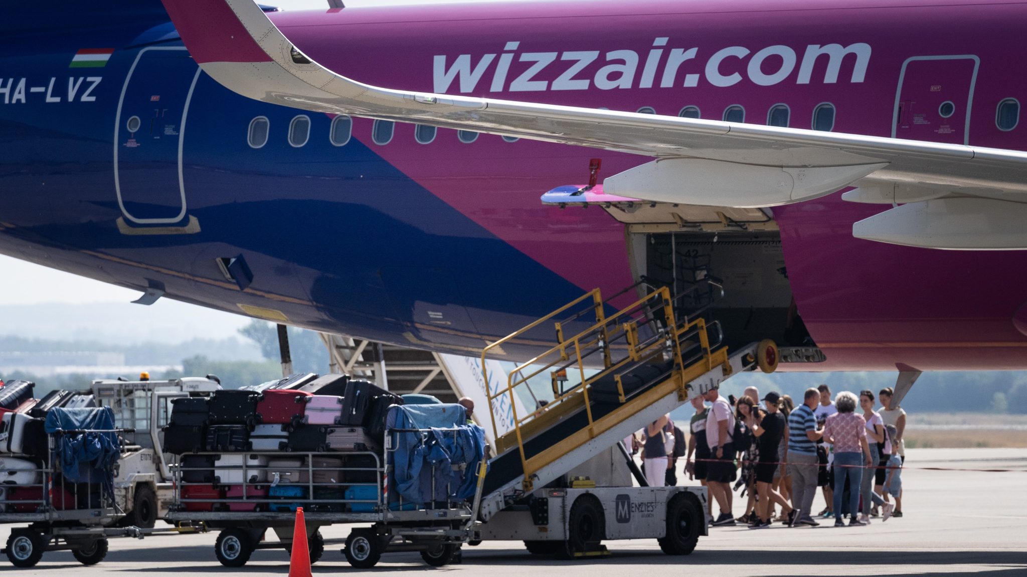 Több mint 30 óra várakozás után indult el egy Wizz Air gép Budapestről ...