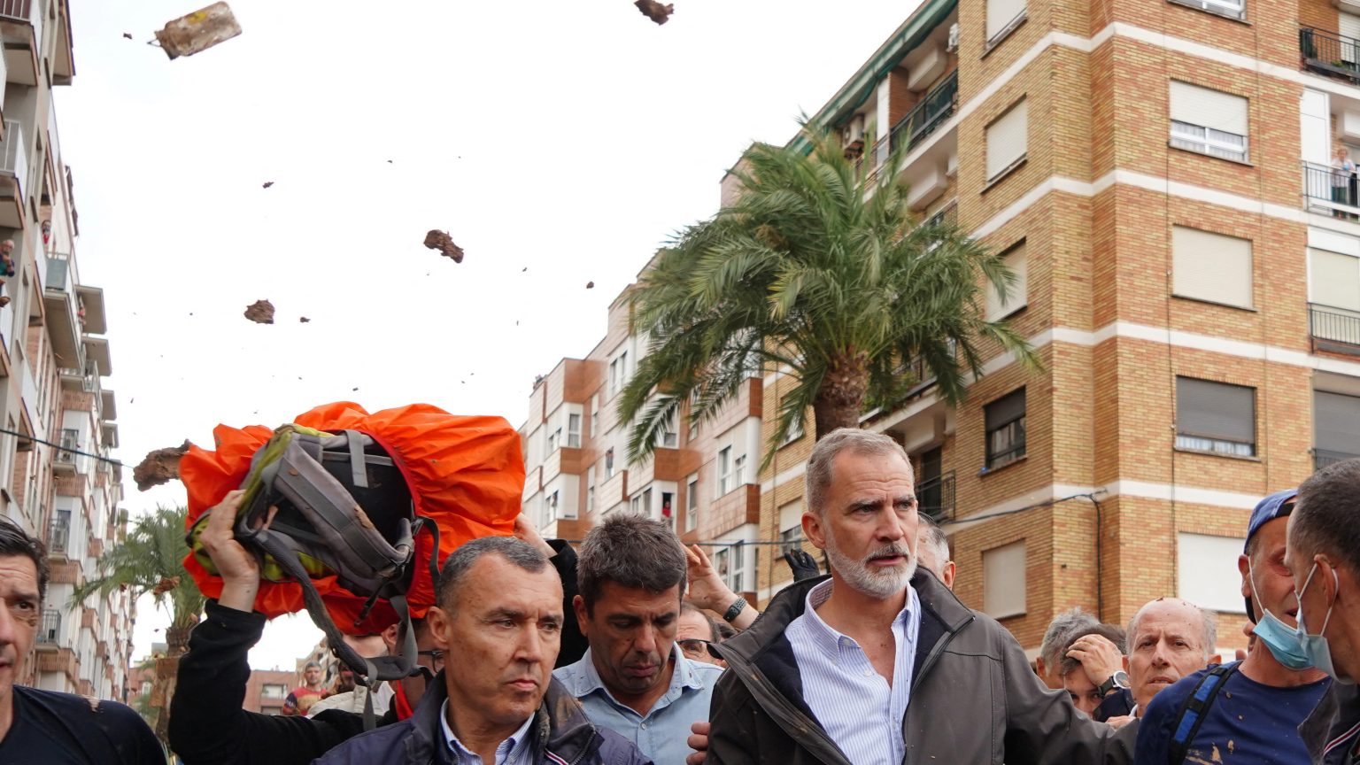 Sárral dobálta meg a spanyol királyi párt a feldühödött tömeg ...