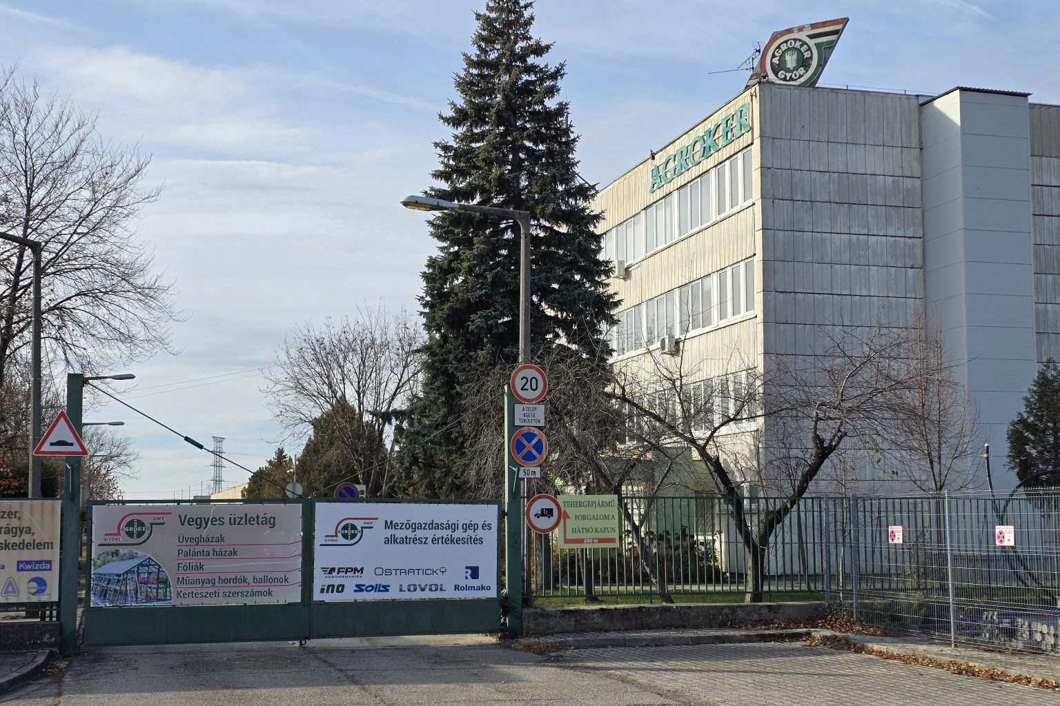 A győri városrendészet telephelyéről, a kerítést lebontva loptak el egy ...