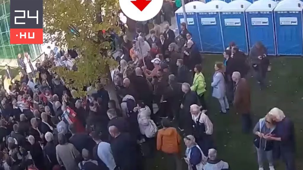 Így vitték el a táblával tiltakozó exnyomozót Orbán beszéde előtt | 24.hu