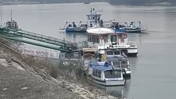 Leállt a mohácsi komp motorja, autósok rekedtek a hajón | 24.hu