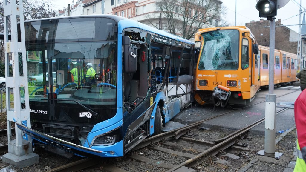 Villamos és busz ütközött Zuglóban: hét embert vittek kórházba, egyikük ...