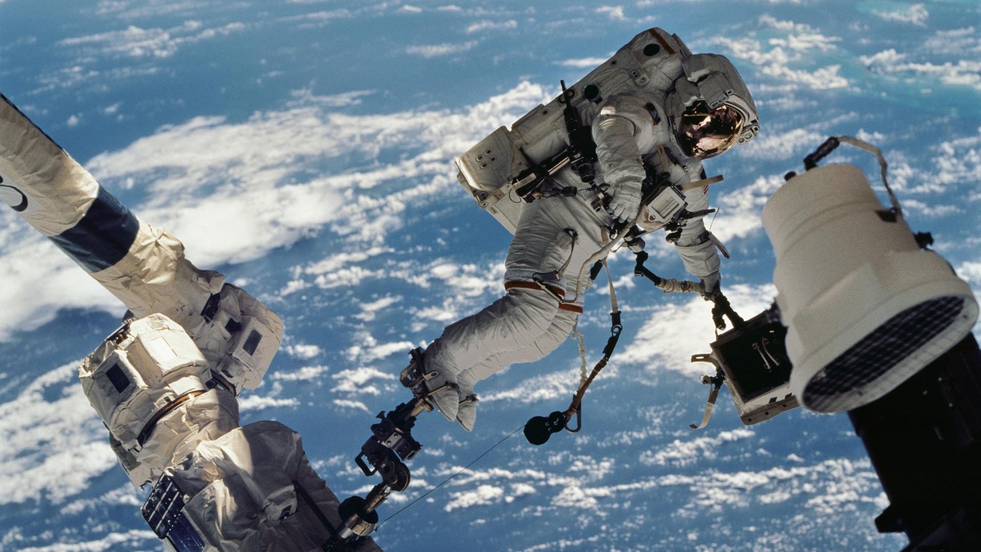 Élőben nézhetjük két asztronauta űrsétáját | 24.hu