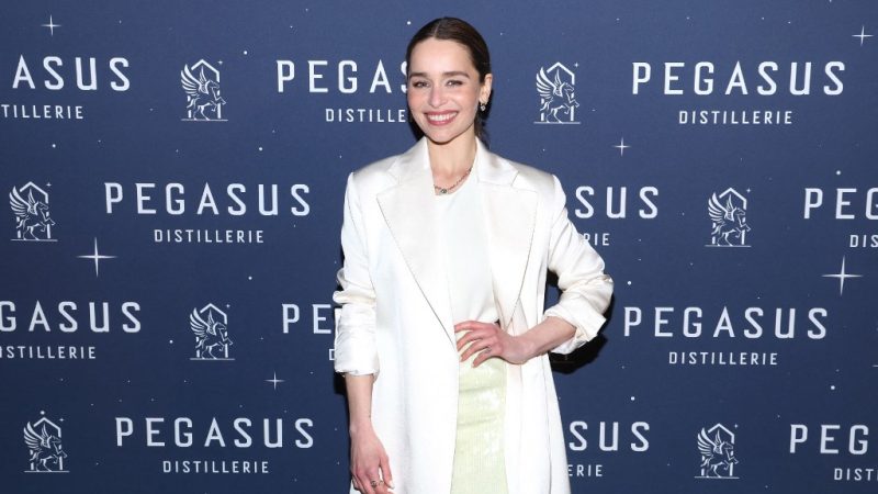 Budapesten forgat Emilia Clarke, egy újlipótvárosi körömszalonba is ...