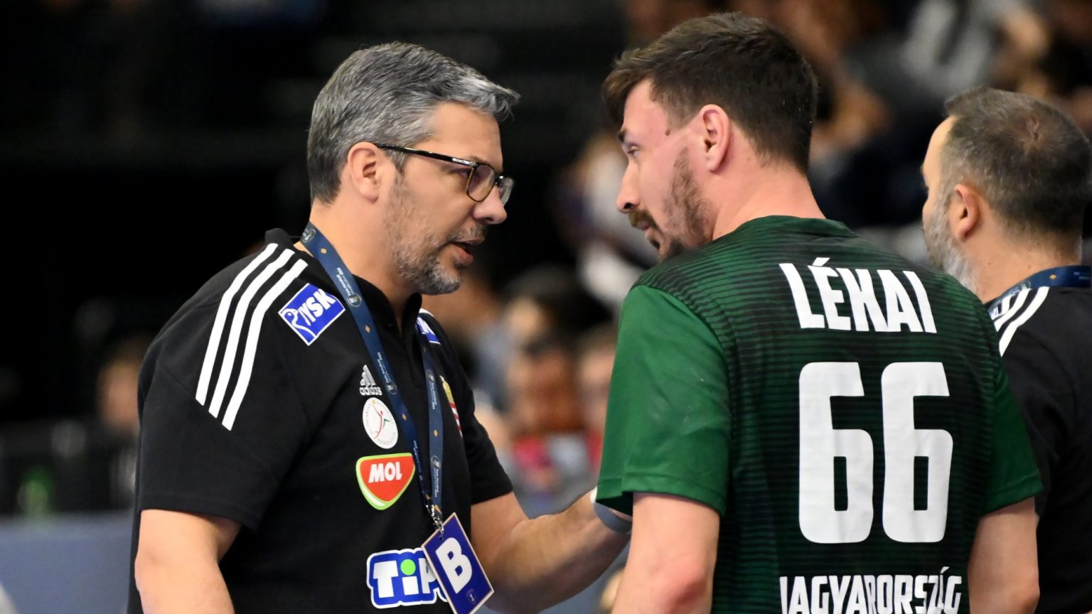 Kint ragadt szurkolók és példás Lékai-sportszerűség a kéziválogatott ...