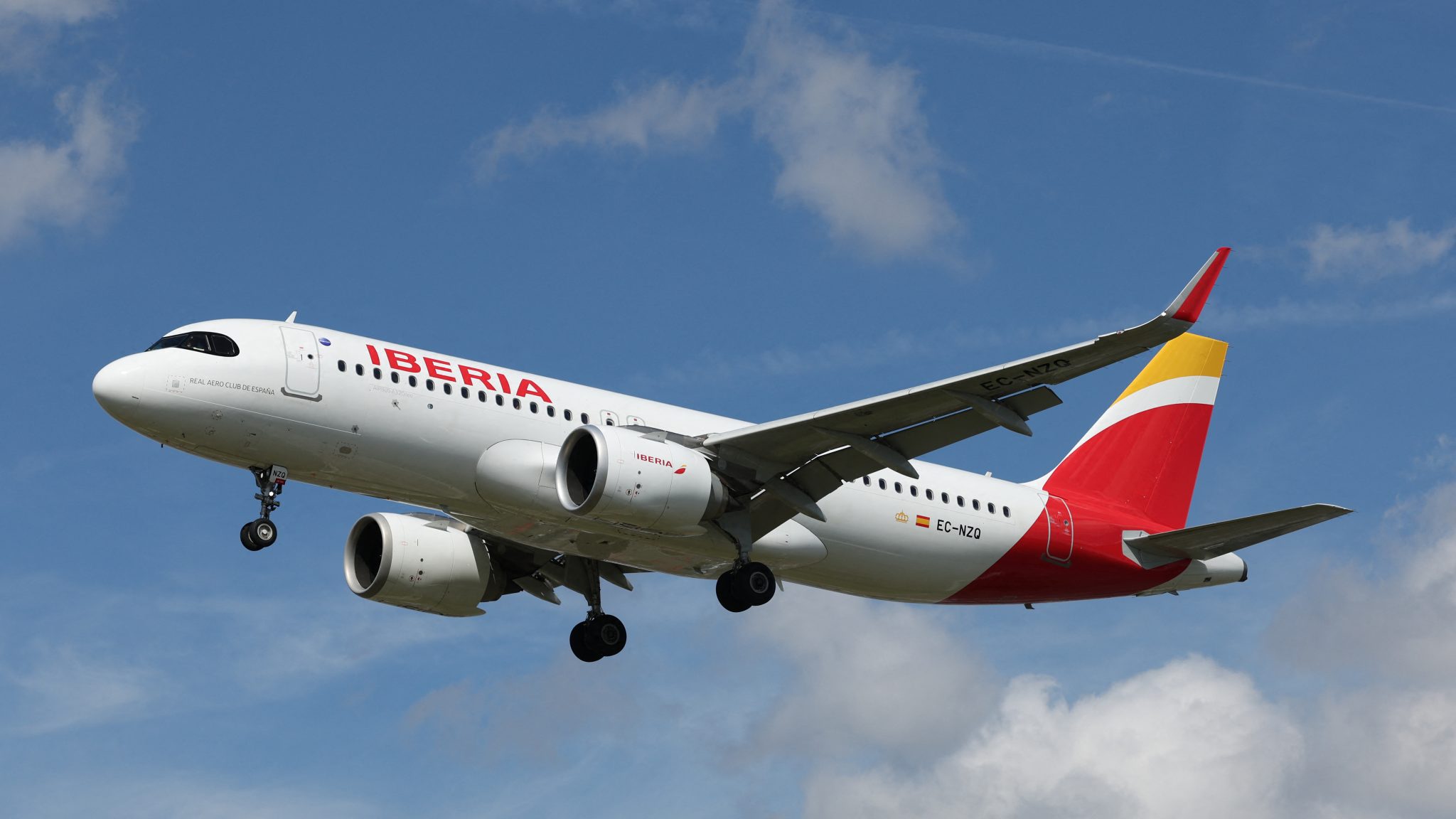 A levegőben volt az utasszállító, amikor a pilótát megcsípte egy ...