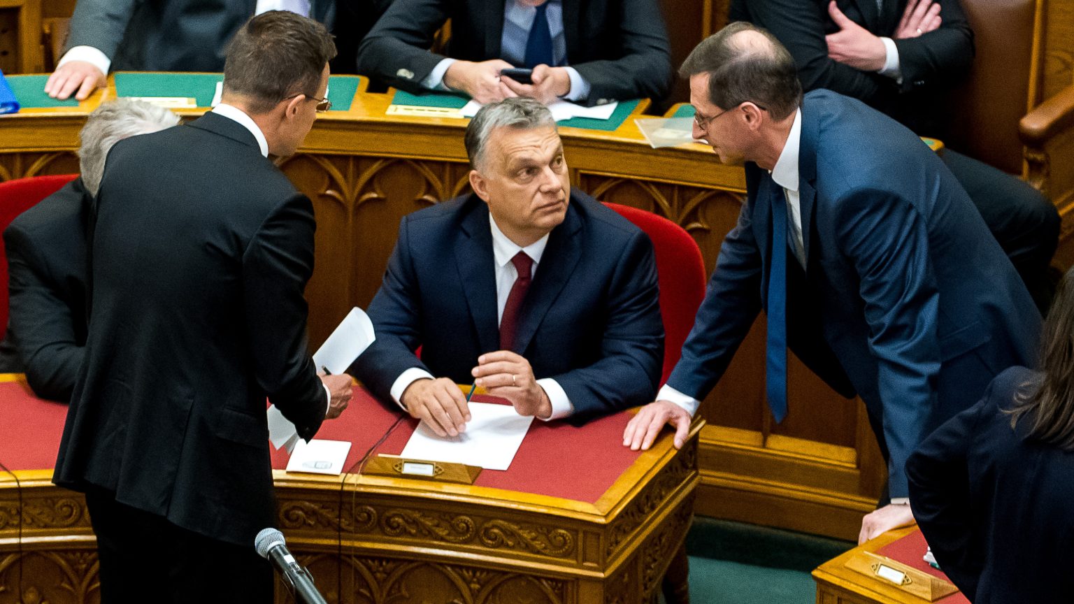 Orbán 7,2 milliót, Varga Mihály 7,8 milliót fog keresni havonta | 24.hu