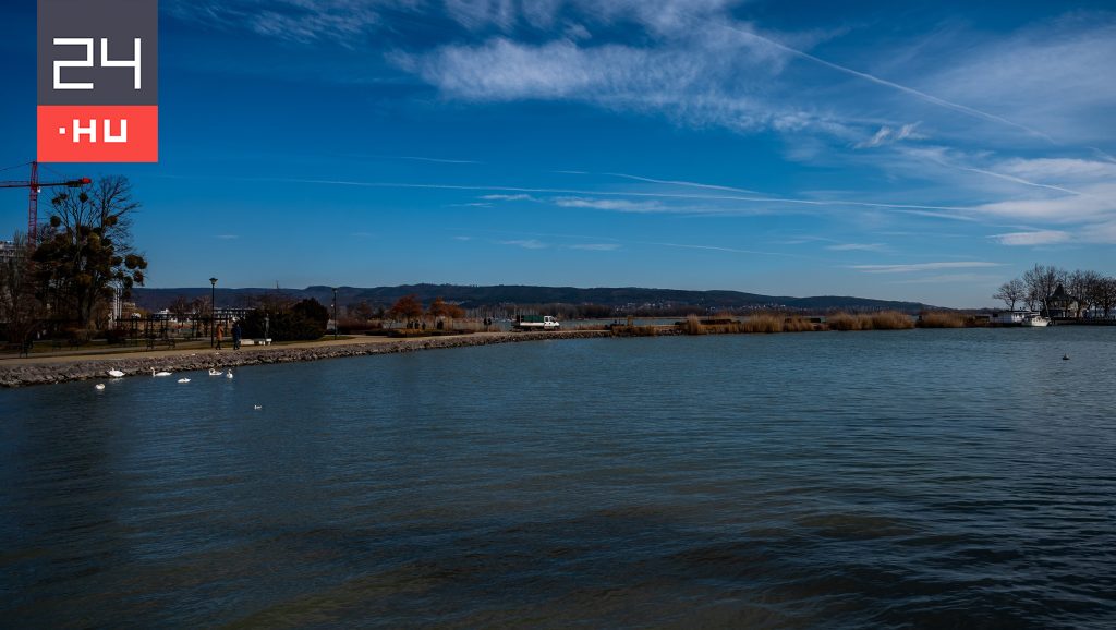 Keszthelynél már elkezdett befagyni a Balaton | 24.hu