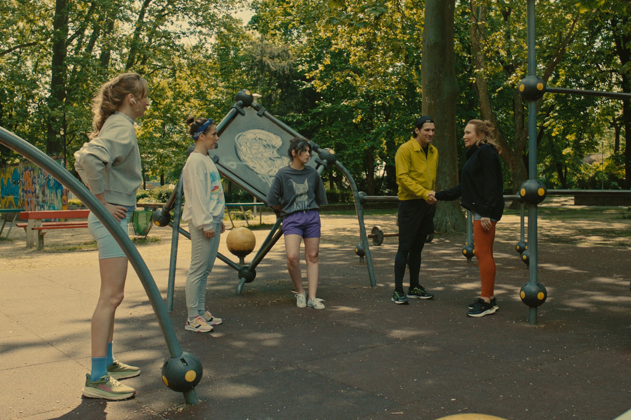 Mit tud ez a négy kocogó nő, aki a magyar és a cseh mozikban is ...