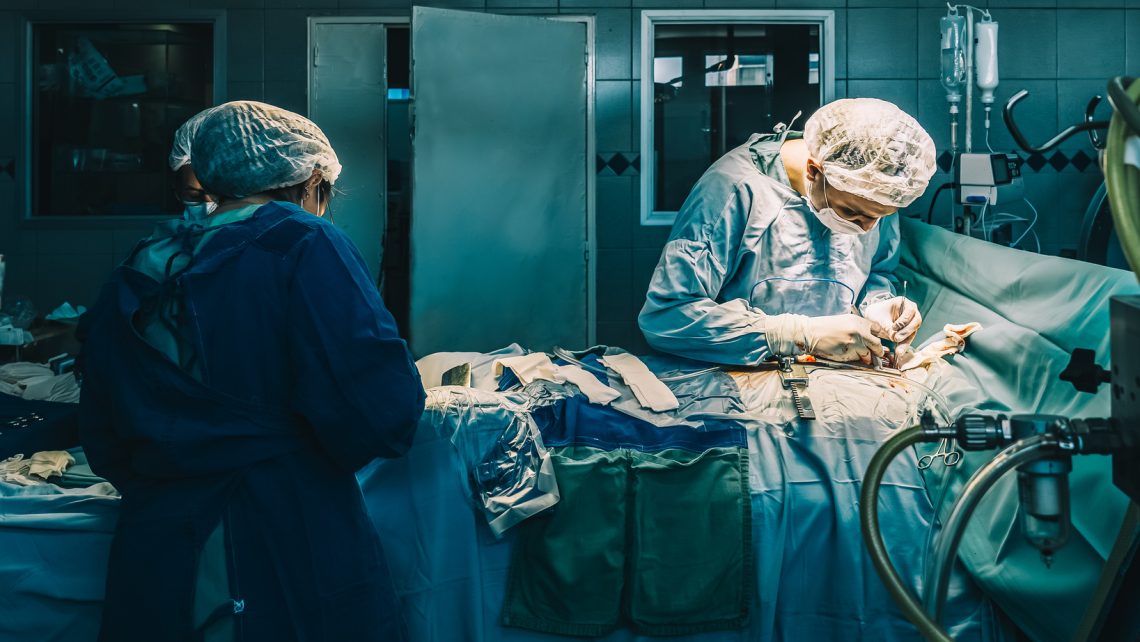 Lábon hordta ki a szívrohamát a szívinfarktusos beteget műtő orvos | 24.hu