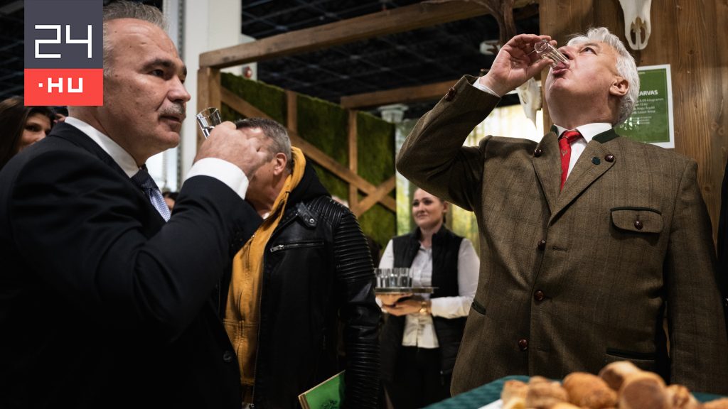 Semjén Zsolt lehúz egy felest, aztán céloz – képeken a vadászati ...