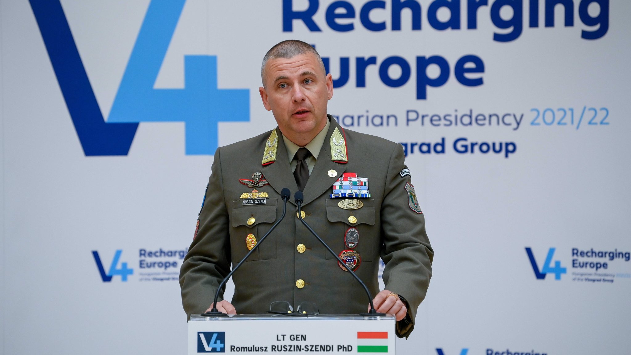 Ruszin-Szendi a zsírleszívásról: Ez a honvédelmi miniszter lejárató ...