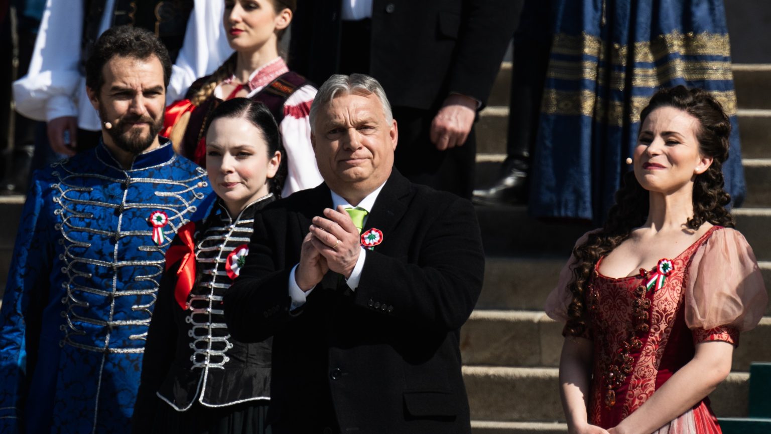 Buszok, amíg a szem ellát | 24.hu