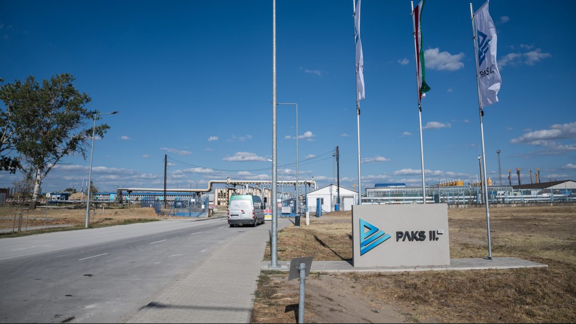 Paks II.: A beomlott munkagödör mellett, egy másik blokknál ...