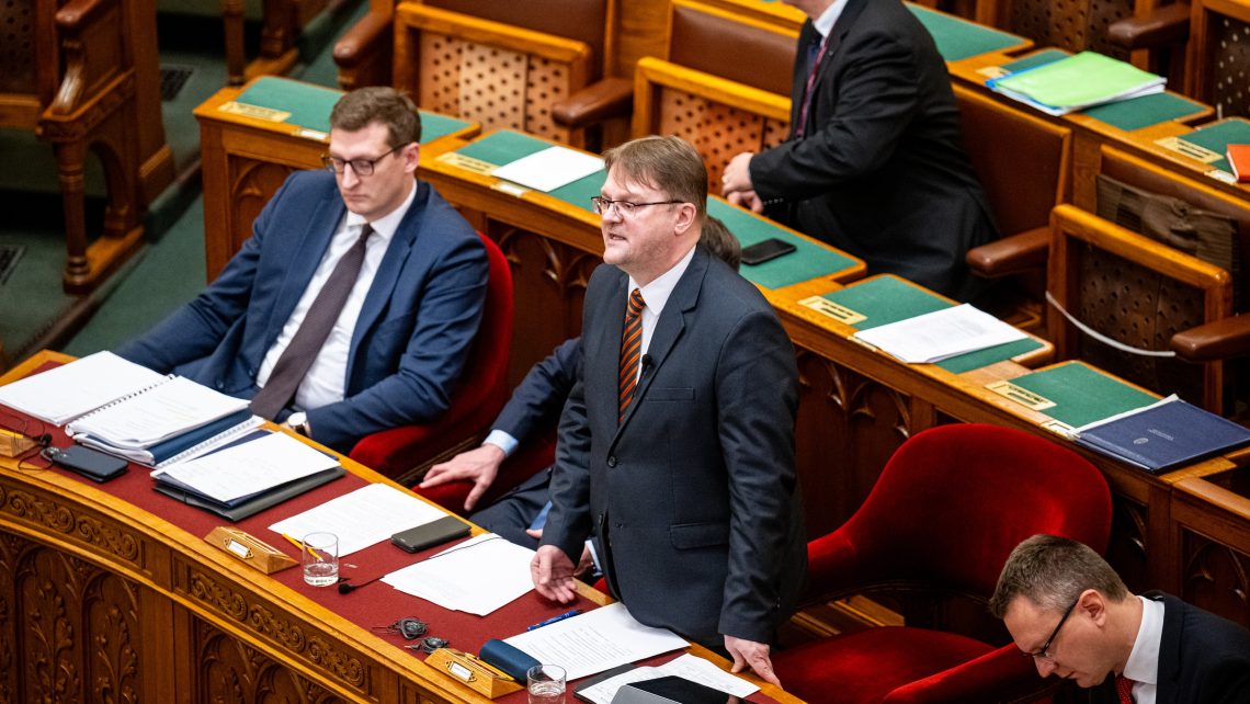 Répássy Róbert szerint kitilthatják a középületekről a Pride-zászlókat ...
