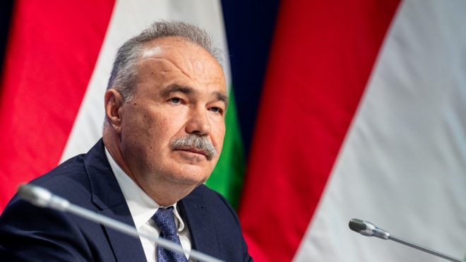 Néma tüntetés várja Bábolnán az agrárminisztert | 24.hu