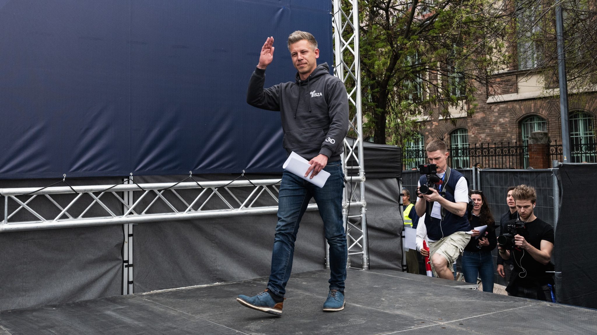 Mém- és plakátkampány indul Magyar Péter ellen | 24.hu