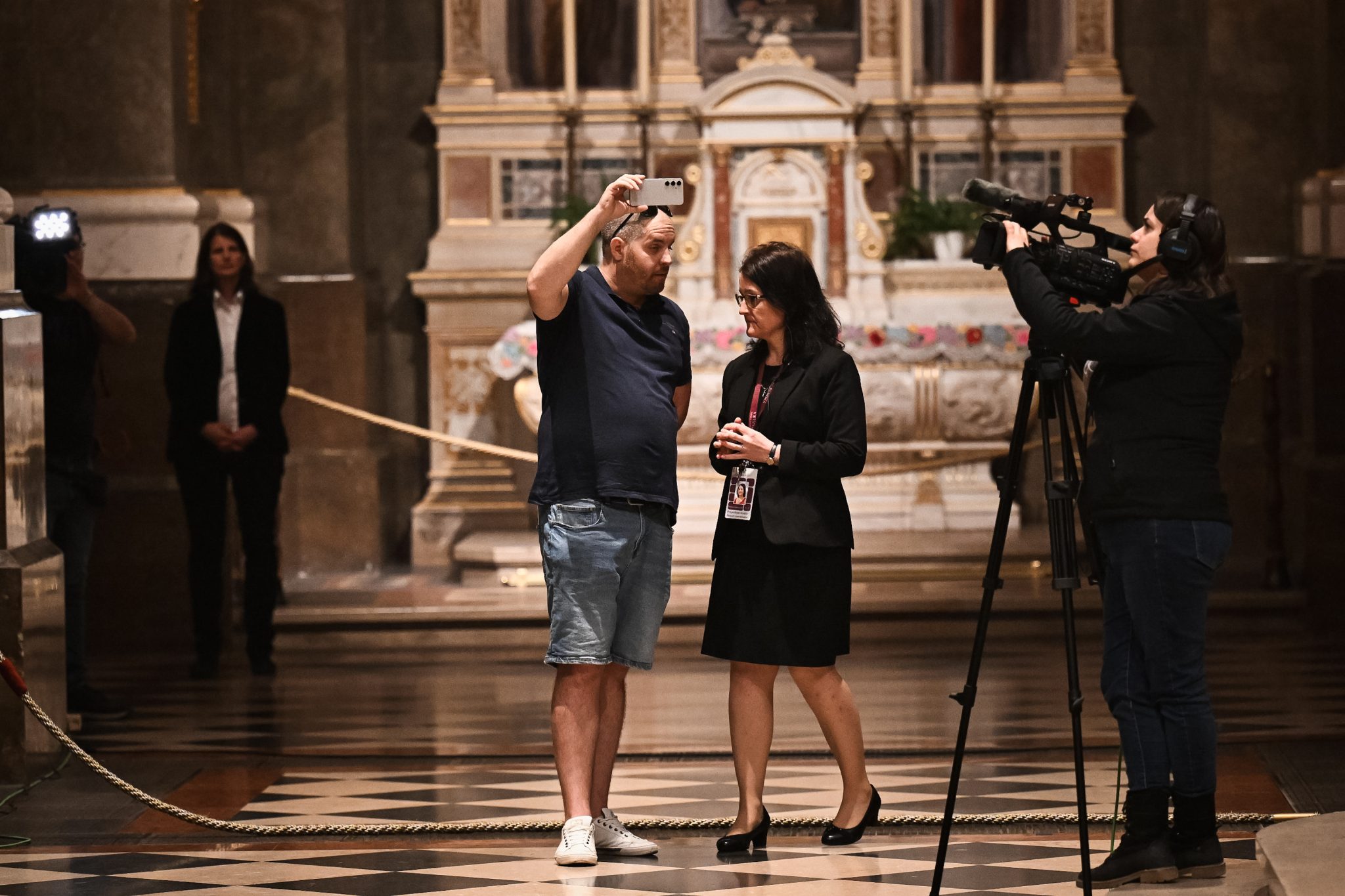 Bede Zsolt tényleg rövidnadrágban ment oda a Ferenc pápáért tartott szentmisére, hogy Magyar ...