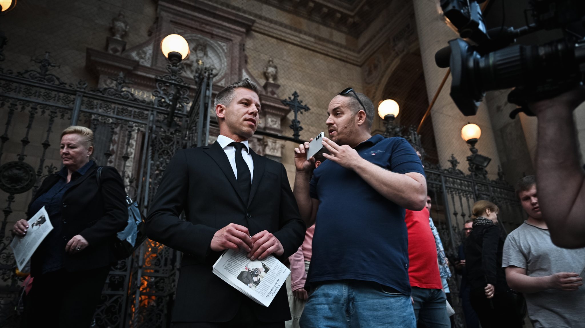 Bede Zsolt tényleg rövidnadrágban ment oda a Ferenc pápáért tartott ...