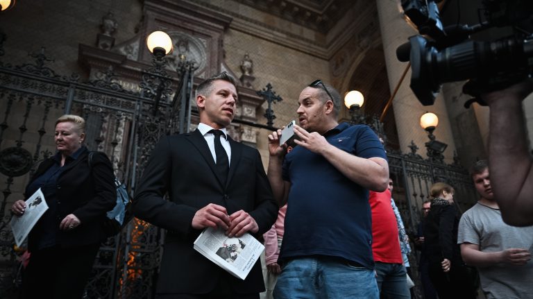 Bede Zsolt tényleg rövidnadrágban ment oda a Ferenc pápáért tartott ...
