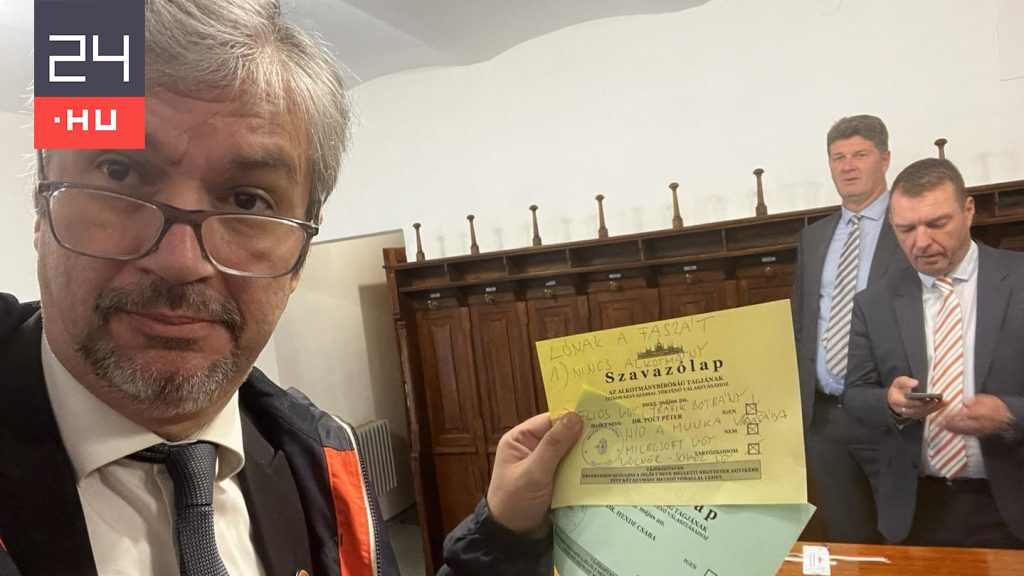 A kitiltott Hadházy Ákos a Parlament ruhatárában szavazott az ...