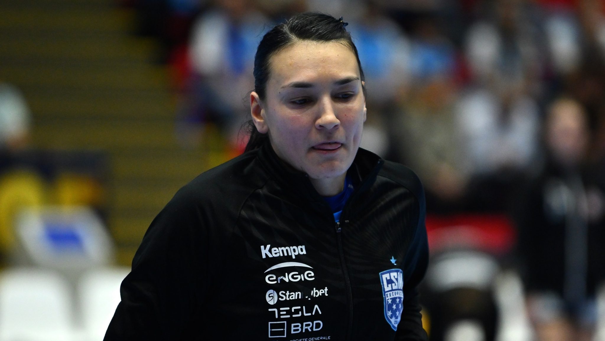 Vastaps kíséretében, könnyeit törölgetve vonult vissza a világ egyik ...