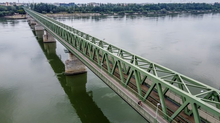 Elgázolt a vonat egy embert az Újpesti vasúti hídon | 24.hu