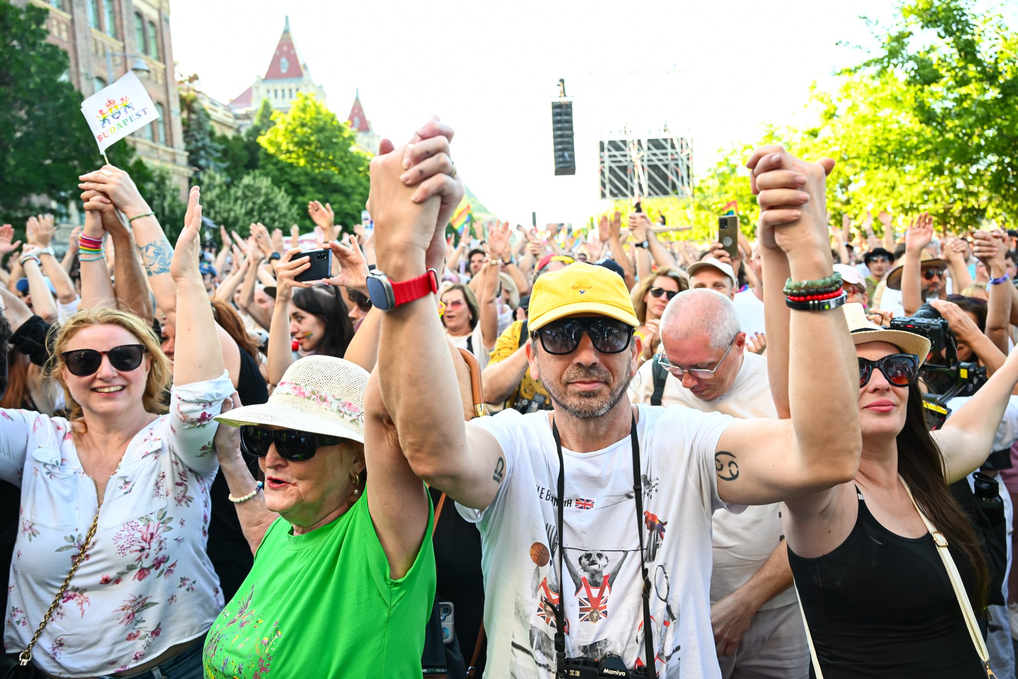 Jár a taps a rendőrségnek | 24.hu