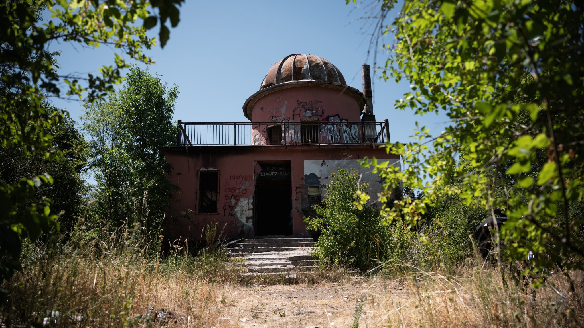 A pusztulás szimbóluma: így hagyták magára az ózdi csillagvizsgálót | 24.hu