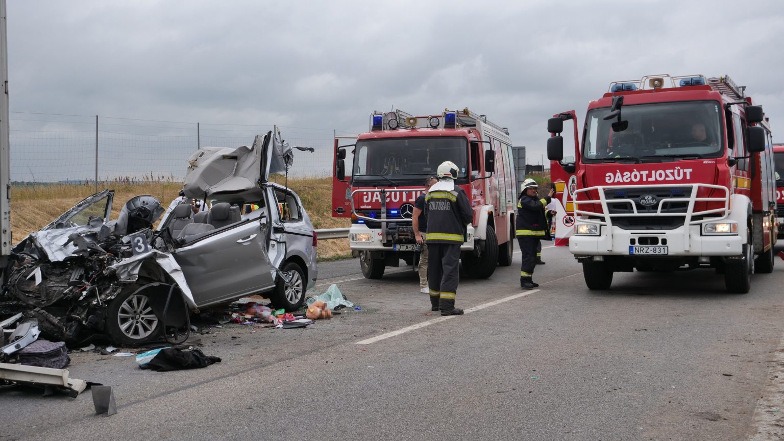 Kamion és kocsi ütközött, három felnőtt és egy gyerek meghalt az M1-esen | 24.hu