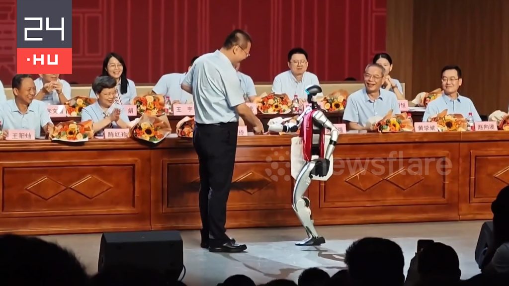 Leérettségizett egy robot Kínában | 24.hu