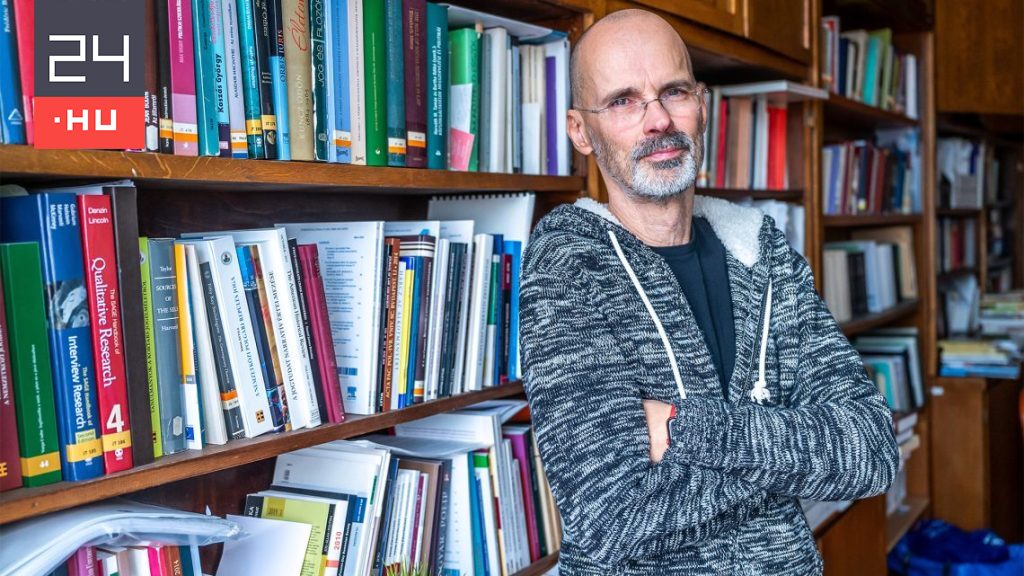 Hack Péter nem ért egyet se Fleck Zoltánnal, se bírálóival, Bayer már ...