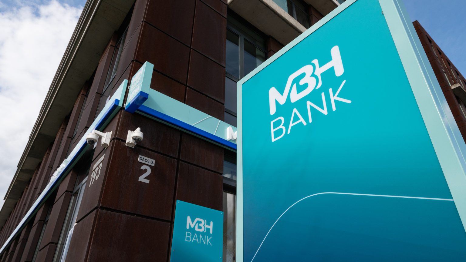 Figyelmeztet az MBH Bank: egyes ügyfeleknél akadozhat a mobilapp ...