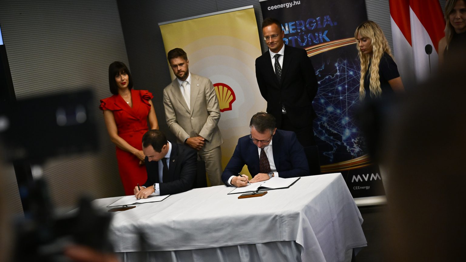 Tíz éves gázkereskedelmi megállapodást kötött az MVM és a Shell | 24.hu