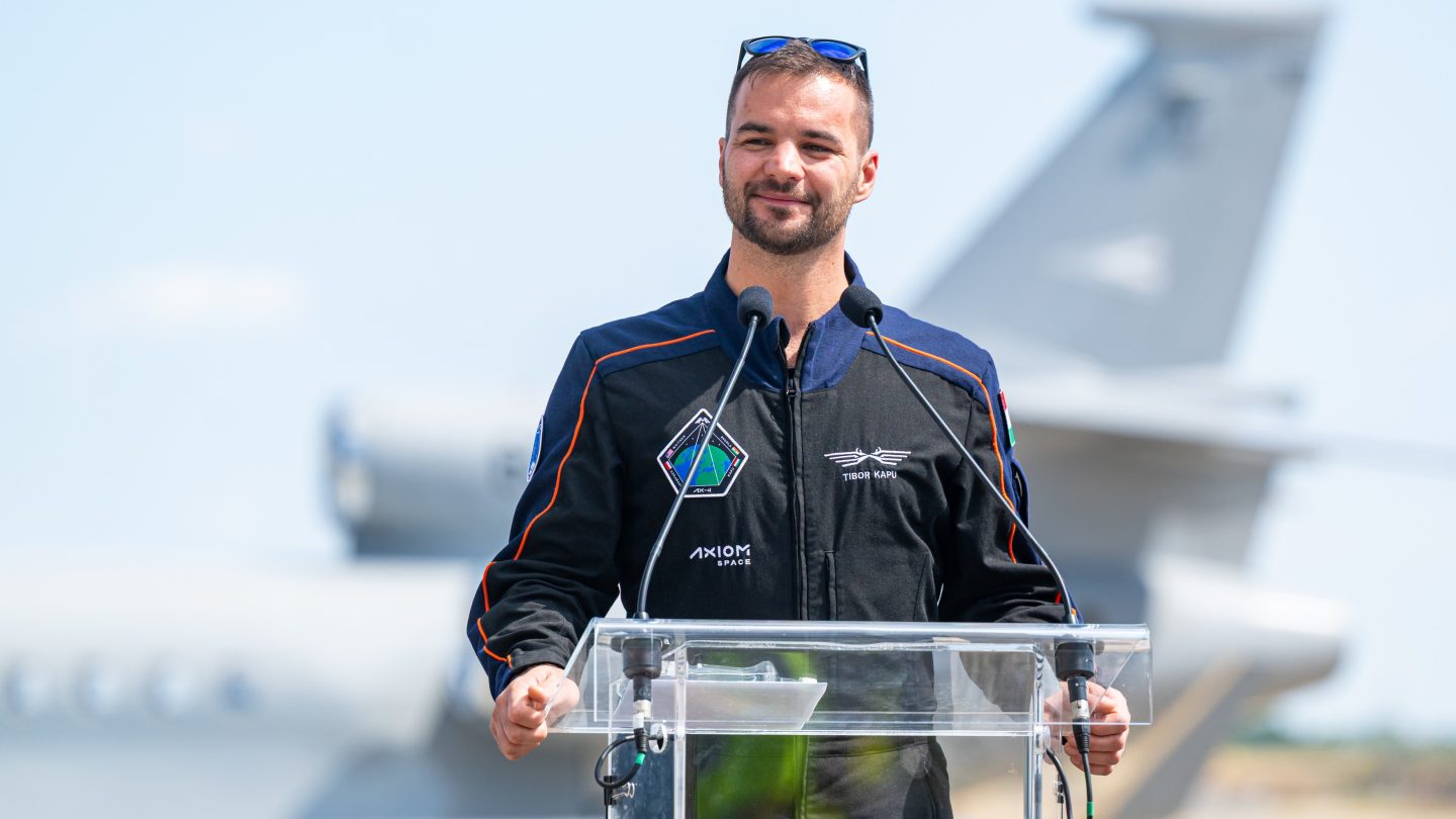 Kapu Tibor újra találkozott a kislánnyal, akinek ajándékát magával ...