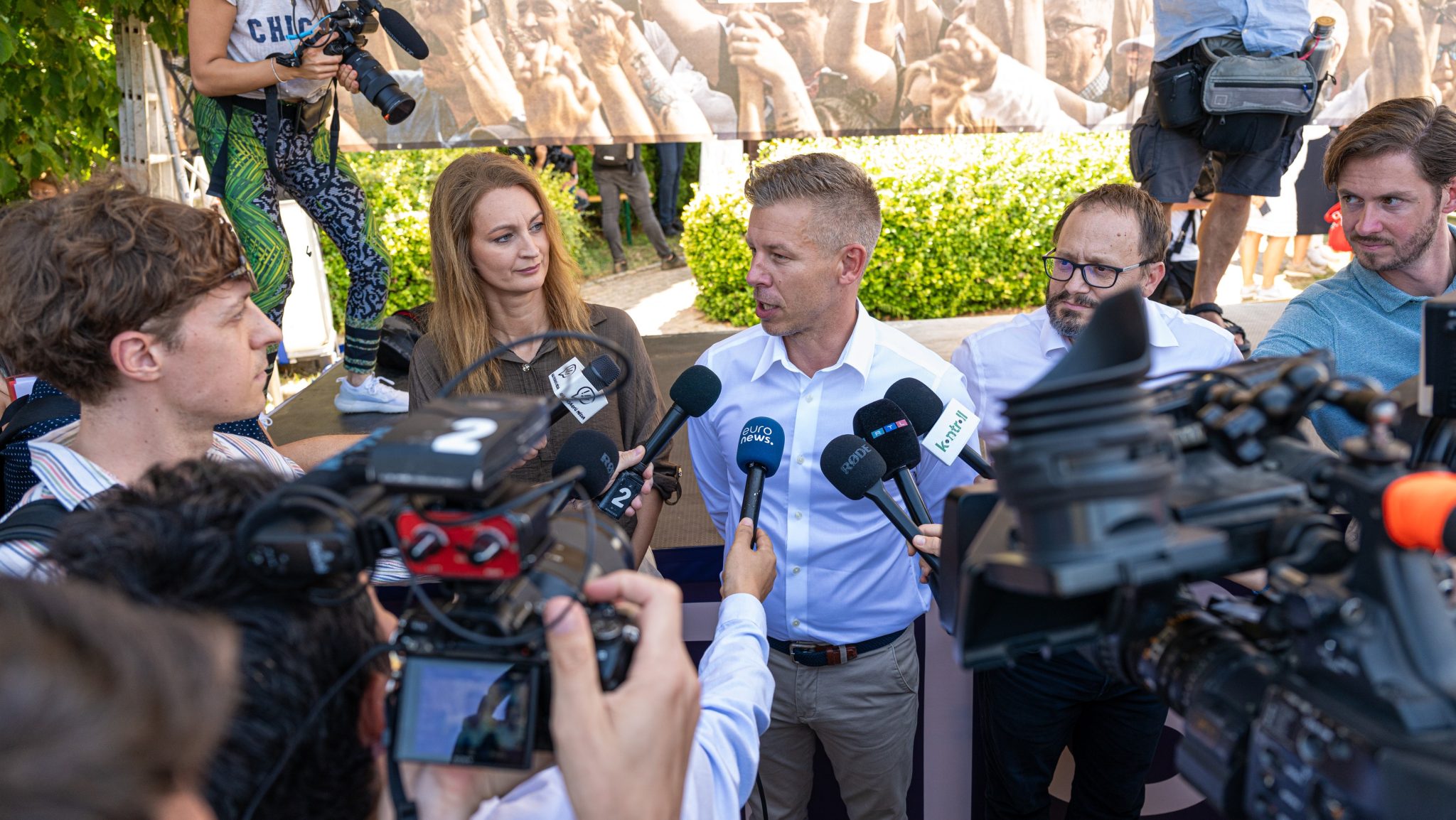 Magyar Péter cáfolt, az Index mégis megírta, hogy a Tisza Párt több adónemet is "az egekbe ...