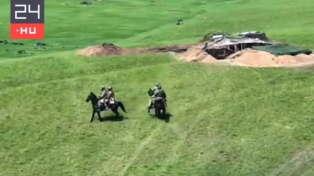 Az orosz hadsereg lovas egységeket készül bevetni Ukrajnában | 24.hu