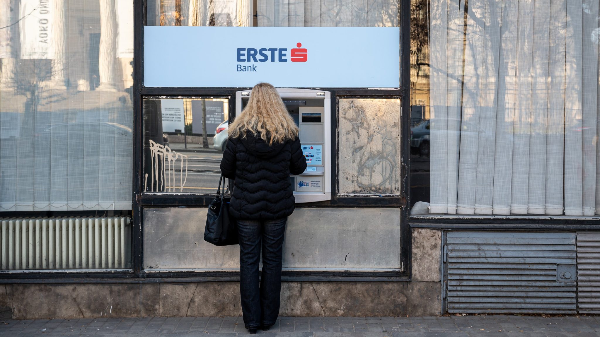 Két nagy leállás lesz októberben az Erste Banknál | 24.hu