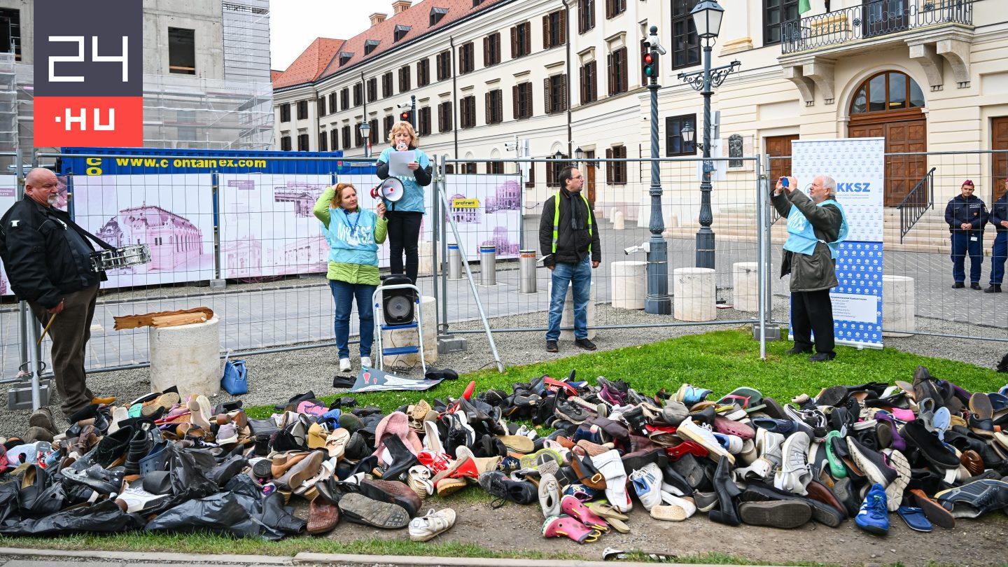 Lyukas cipőket öntöttek Orbán irodája elé | 24.hu