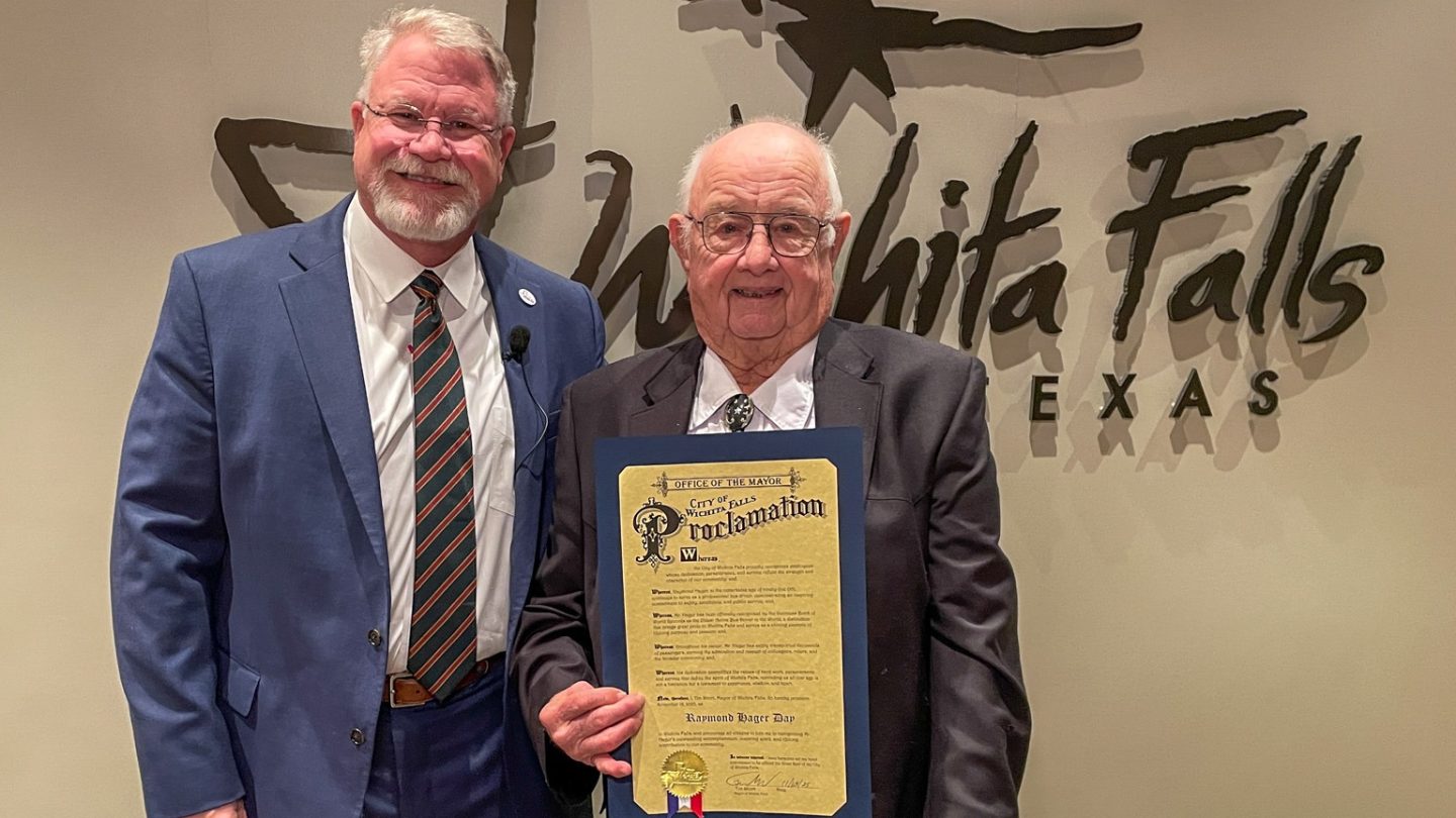 95 éves és buszt vezet | 24.hu