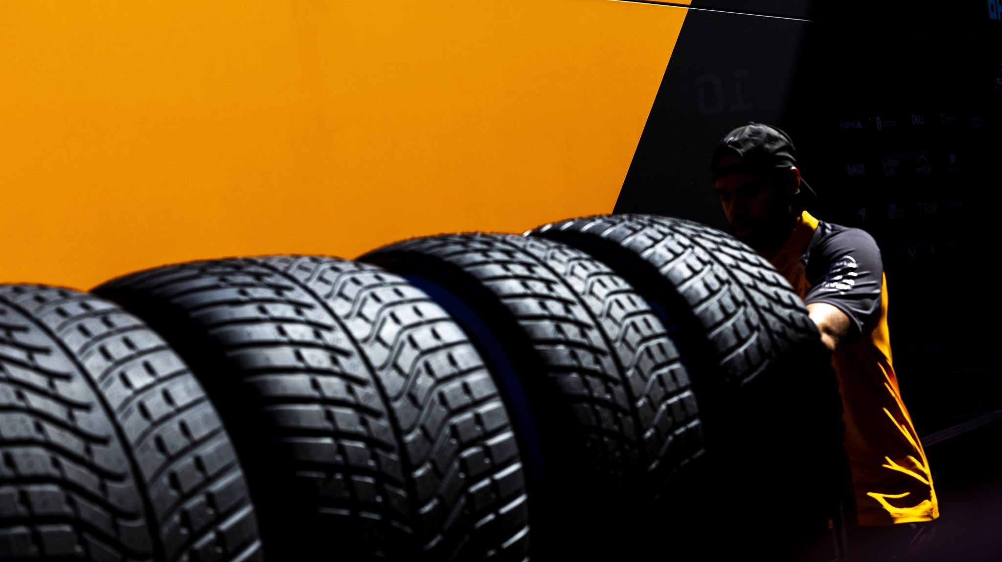 Kötelező lesz kétszer kereket cserélni a Forma-1-es Katari Nagydíjon ...