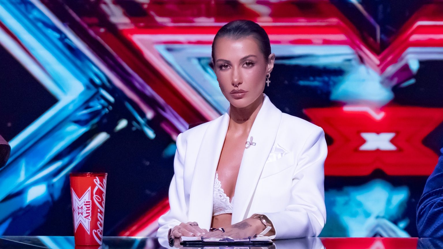 Tóth Andi hófehében zsűrizett az X-Fakorban, blézere alatt csak egy ...